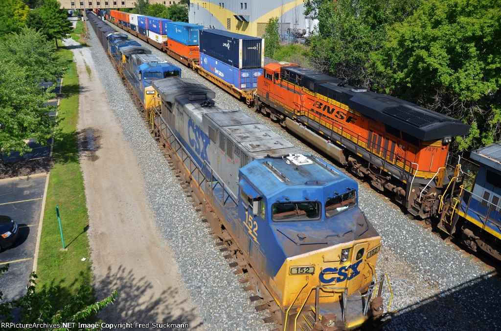 CSX 152 & BNSF 7471 do likewise.